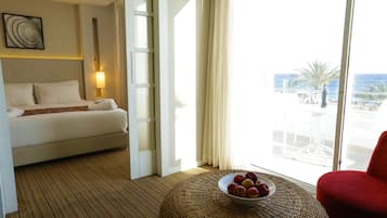 Suite, vista para o mar | Minibar, cofre no quarto, secretária, cortinas/cortinados opacos