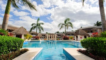 Suite with Bathtub and Outdoor Shower | Piscina exterior | Piscina interior, 12 piscinas exteriores, toldos gratuitos, guarda-sóis