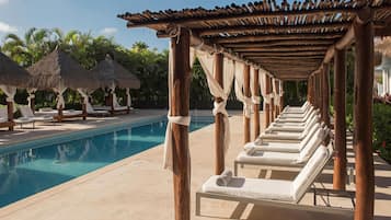 Piscina interior, 12 piscinas exteriores, toldos gratuitos, guarda-sóis