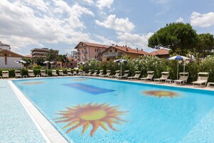 Piscina interior, piscina exterior, guarda-sóis, espreguiçadeiras 