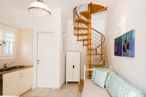 Apartamento (2 people) | Sala | Televisor de 22 polegadas com canais via satélite, leitor de DVD 