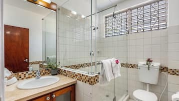 Quarto Standard, 2 quartos | Casa de banho | Um polibã, artigos de higiene pessoal grátis, toalhas fornecidas