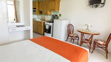 Estúdio Standard | Kitchenette privada | Um frigorífico, um micro-ondas, uma placa de cozinha