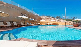 2 piscinas exteriores, guarda-sóis, espreguiçadeiras 
