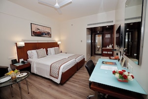 Roupa de alta qualidade, minibar, cofre no quarto, secretária 