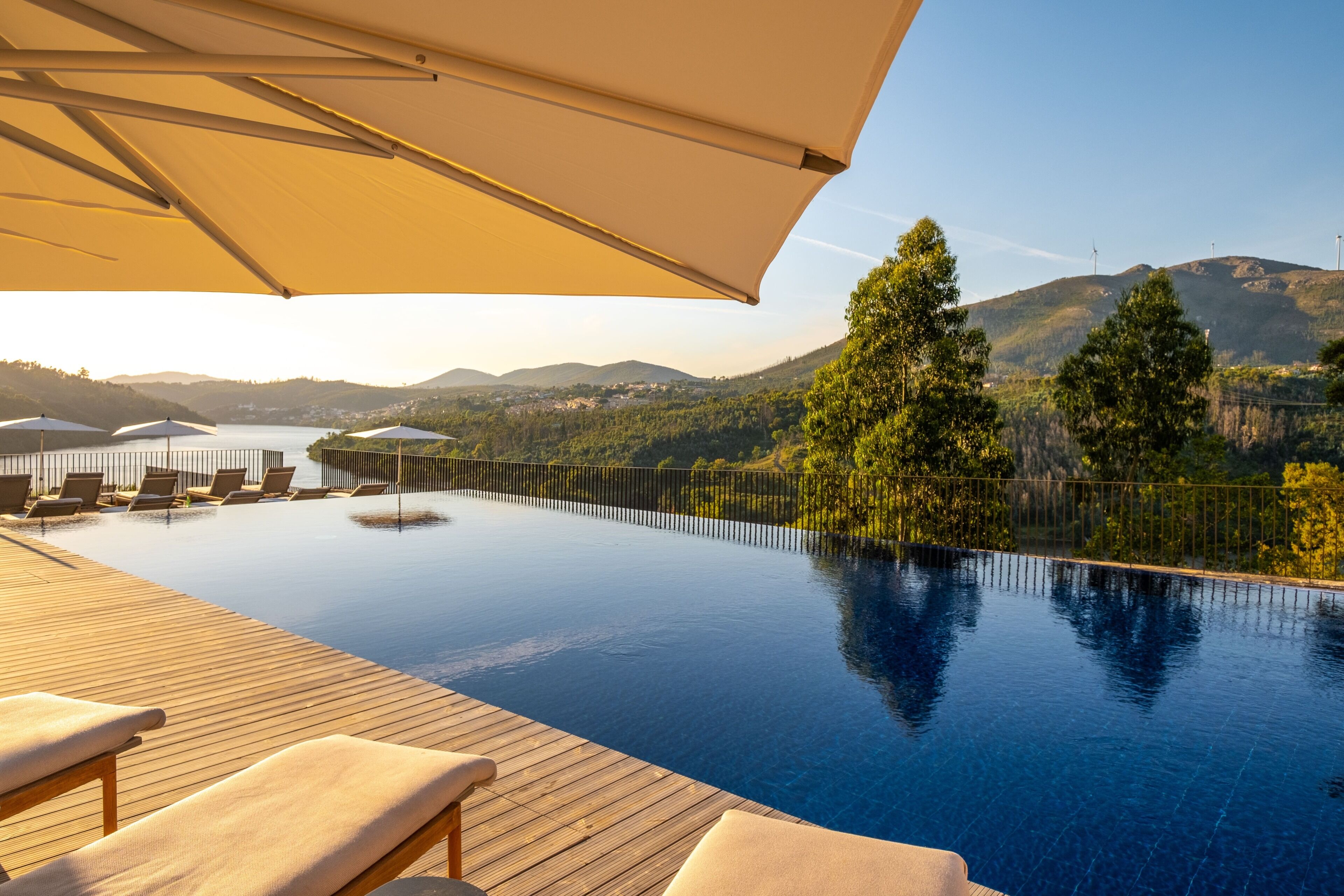 Piscina interna, piscina externa sazonal, espreguiçadeiras