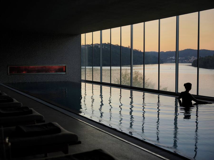 Piscina interior, piscina exterior sazonal, espreguiçadeiras