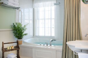 Quarto de Luxo, 1 cama king-size, banheira de hidromassagem, vista para o jardim | Casa de banho | Produtos de higiene exclusivos, um secador de cabelo, roupões 