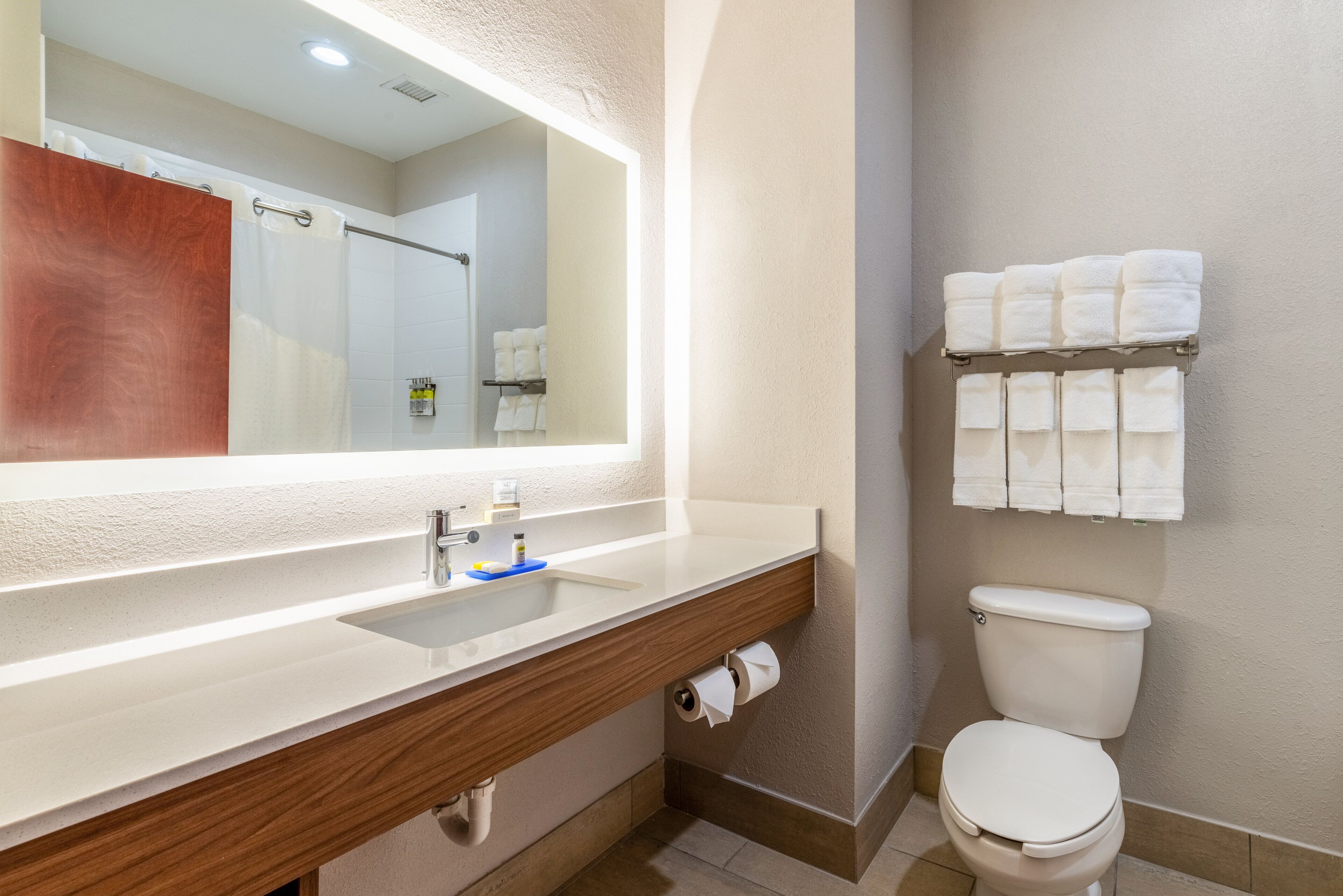 Um secador de cabelo, toalhas fornecidas 