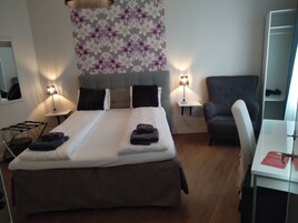 Quarto Duplo Standard, 1 cama de casal ou 2 camas individuais, não fumadores | Com decoração personalizada, com mobília individualizada, secretária