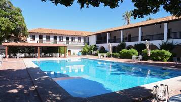 Piscina externa, guarda-sóis