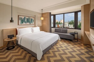 Suite | Minibar, cofre no quarto, secretária