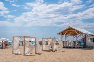 Perto da praia, praia de areia branca, espreguiçadeiras