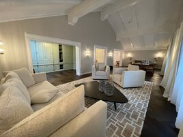 Suite-Estúdio de Luxo, 1 quarto, varanda, vista para a montanha | Sala de estar | TV de ecrã plano 