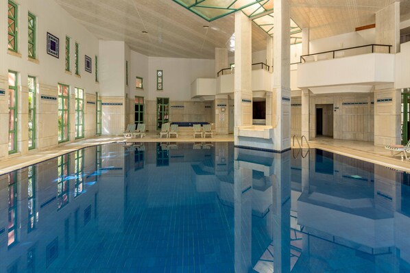 2 piscinas interiores, piscina exterior sazonal, guarda-sóis