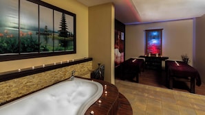 Uma área de spa com uma banheira grande, um banco de madeira e uma parede com uma obra de arte emoldurada.