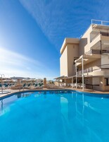 Piscina exterior, guarda-sóis, espreguiçadeiras 