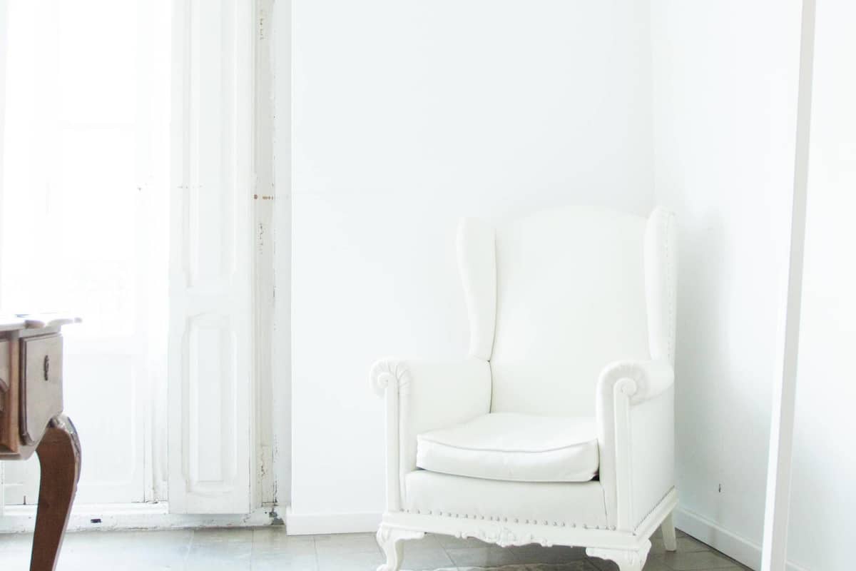 Quarto casal superior | Escrivaninha, ferros/tábuas de passar roupa, berços grátis