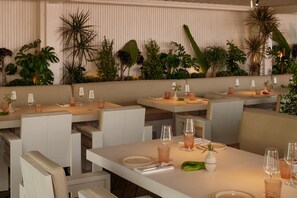 2 restaurantes: opção de almoço e jantar