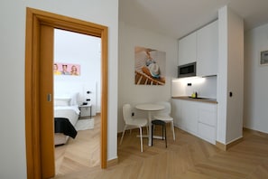 Apartamento, terraço, vista para o mar (A2) | Cozinha americana privada | Geladeira, chaleira elétrica, talheres/pratos/utensílios de cozinha