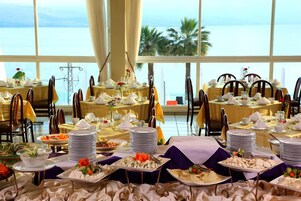 Café da manhã com buffet todos os dias mediante uma taxa