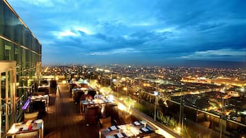 2 restaurantes, cozinha local e internacional