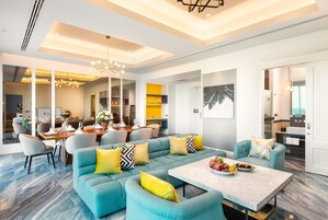Utmost Executive Suite Seaview | Área de estar | TV LCD