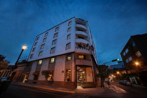 Fachada do alojamento (tarde/noite)