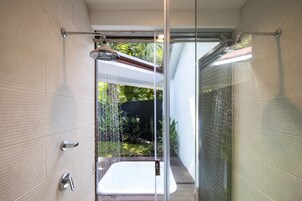 KAL SUITE - Private Jacuzzi & 1 King Bed | Duche na casa de banho