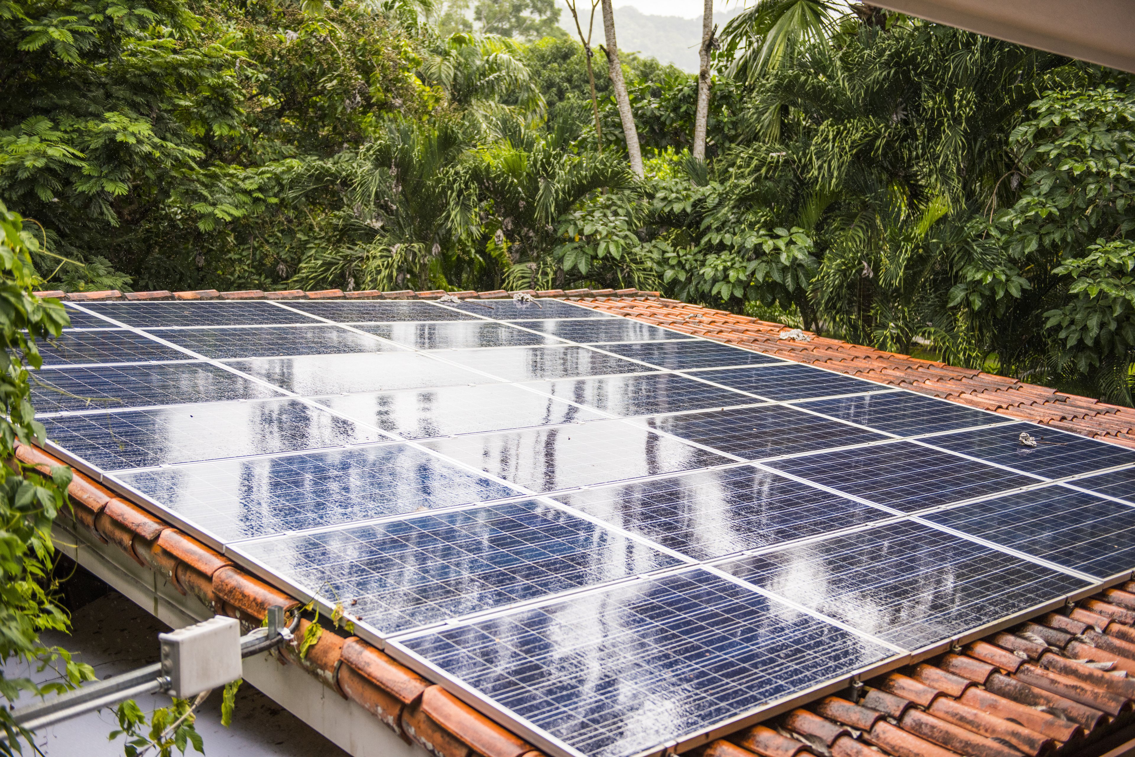 Terraço com painéis solares.