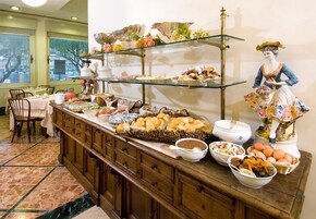 Café da manhã com buffet todos os dias (EUR 12.00 por pessoa) 