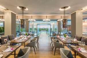 3 restaurantes, pequenos-almoços servidos, cozinha internacional 