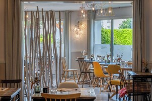 Café da manhã, almoço e jantar; culinária francesa 