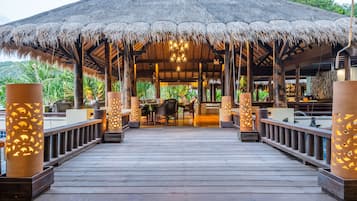 Pequenos-almoços servidos, cozinha italiana, com vista para a praia