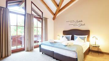 Quarto casal superior | Frigobar, cofres nos quartos, escrivaninha