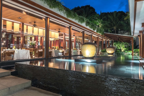 Serviço de almoço e jantar, vistas para a piscina