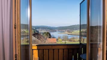 Quarto Duplo, 1 quarto, vista para o lago | 1 quarto, minibar, secretária, ferro/tábua de engomar