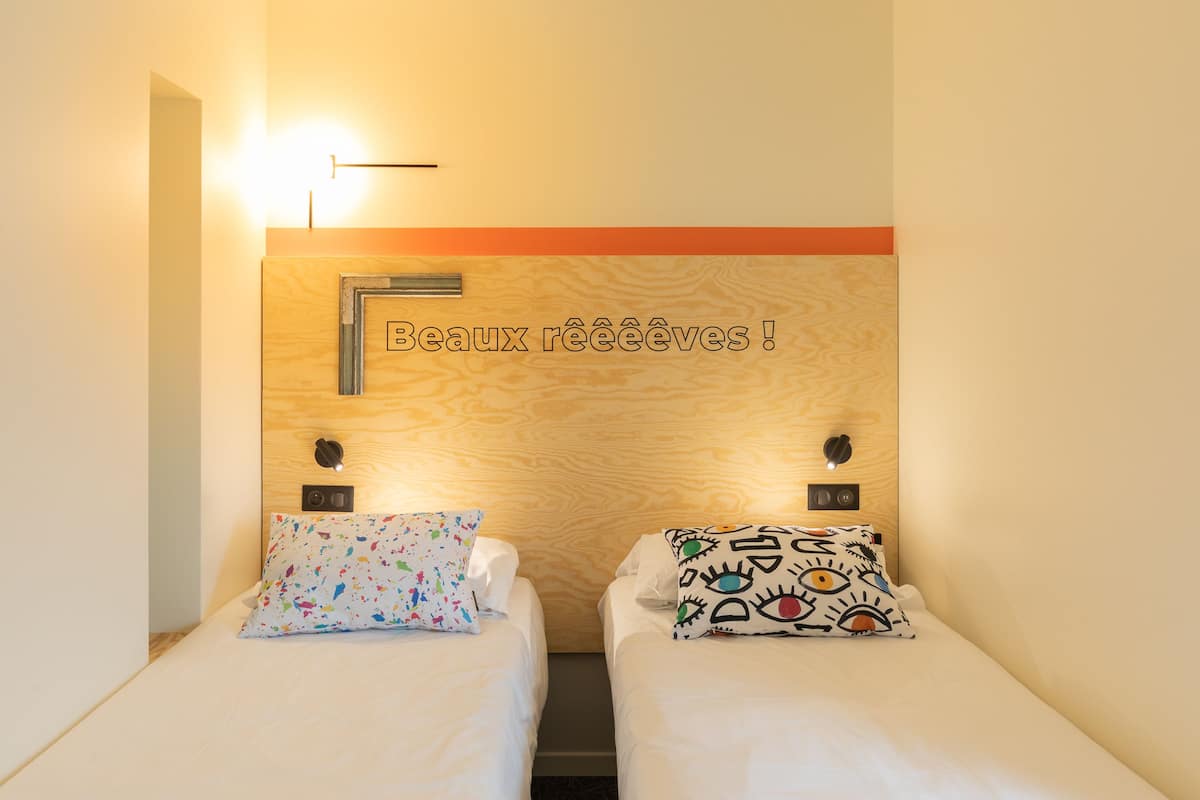 Quarto, 2 camas de solteiro (Pop) | Escrivaninha, cortinas blackout, quartos à prova de som