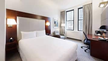 Quarto Superior, vista para o rio | Roupa de alta qualidade, secretária