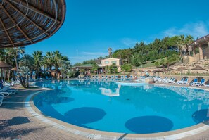 Piscina exterior sazonal, guarda-sóis, espreguiçadeiras 