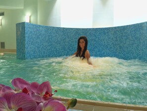 Banheira de hidromassagem interior
