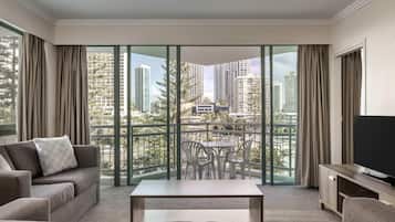 Quarto, 2 quartos | Cofre no quarto, com decoração personalizada