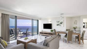 Cofre no quarto, com decoração personalizada