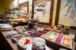 Buffet com diversos alimentos e acompanhamentos.