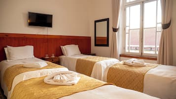 Quarto Quádruplo Standard, várias camas | Cofre no quarto, Wi-fi grátis, roupa de cama fornecida