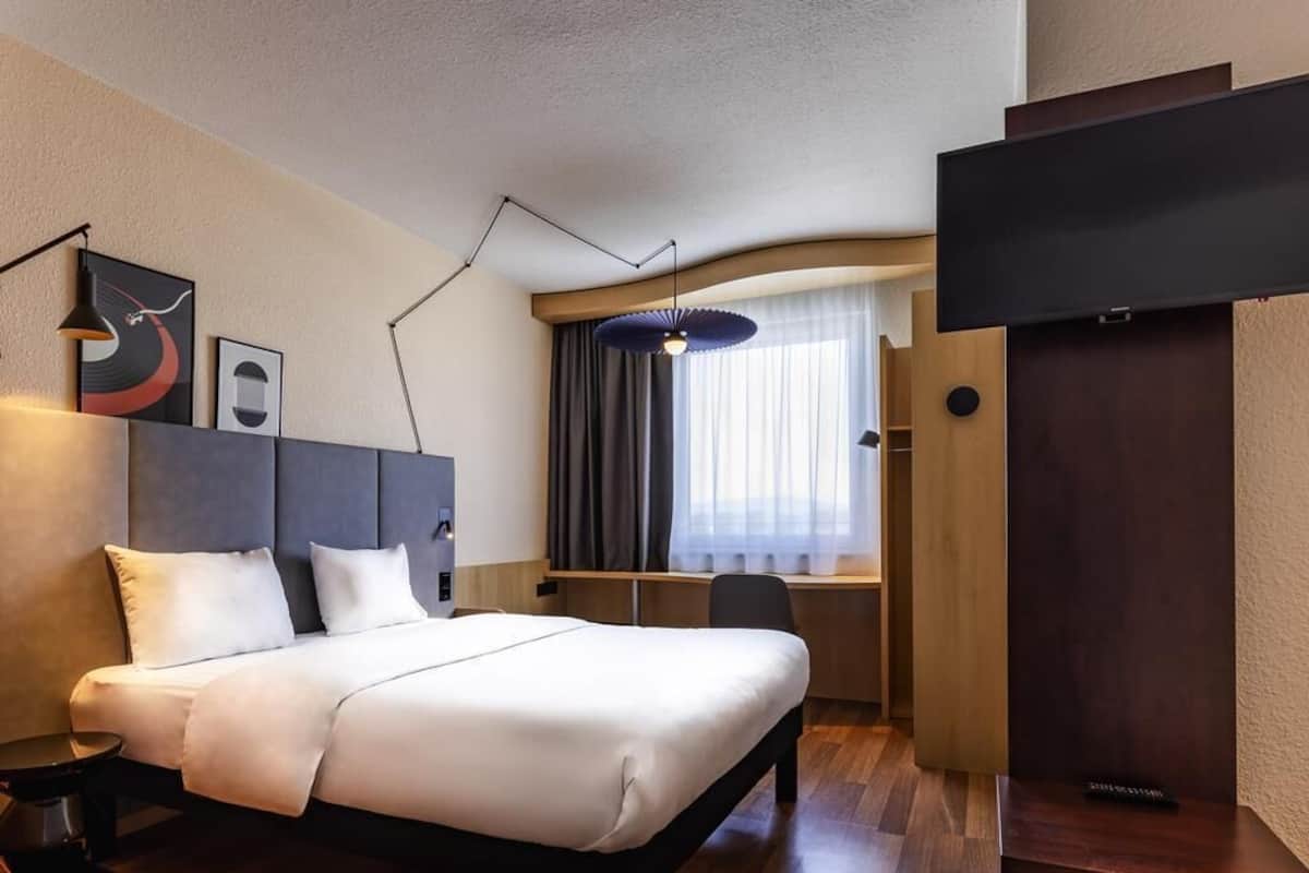 Quarto, 1 cama de casal e sofá-cama | Roupa hipoalergénica, secretária