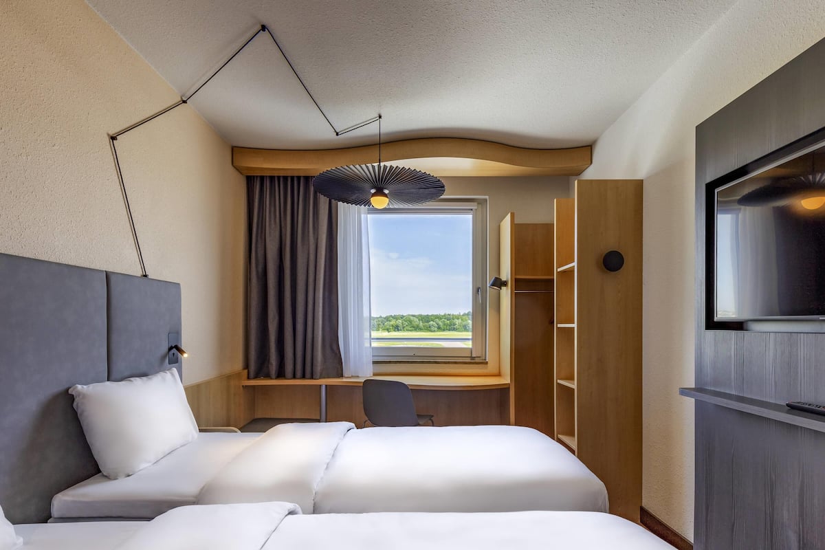 Quarto Standard, 2 camas individuais | Roupa hipoalergénica, secretária
