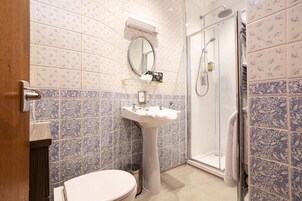 Quarto casal ou duplo standard, no piso térreo | Banheiro | Produtos de toalete grátis, secador de cabelo, toalhas de banho 