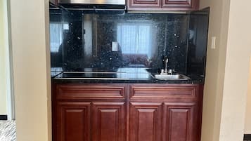 Suite-Estúdio Familiar, 1 quarto | Cozinha privada | Um frigorífico, um micro-ondas, uma cafeteira/bule