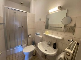 Chuveiro, produtos de toalete grátis, secador de cabelo 